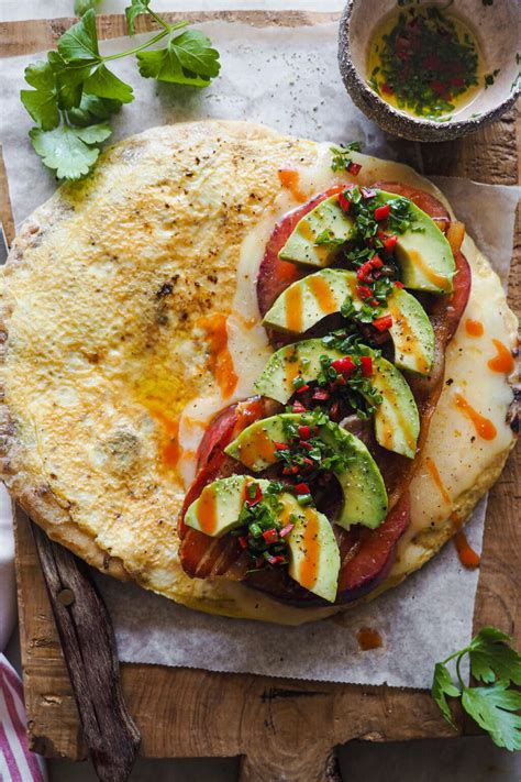 Bocadillo De Tortilla Con Pan Naan Queso Tomate Bacon Y Aguacate Paulas Apron