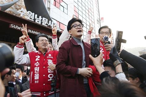 포토 후보들과 거리유세 나선 한동훈 비대위원장