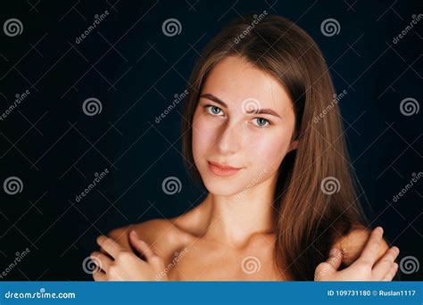 Девушка портрета красивая на темной предпосылке студии Стоковое Фото изображение насчитывающей