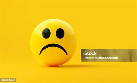 노란색 배경에 슬픈 얼굴 이모티콘으로 질감이 있는 노란색 구체 슬픔에 대한 스톡 사진 및 기타 이미지 슬픔 이모티콘 사람 같은 웃는 얼굴 Istock