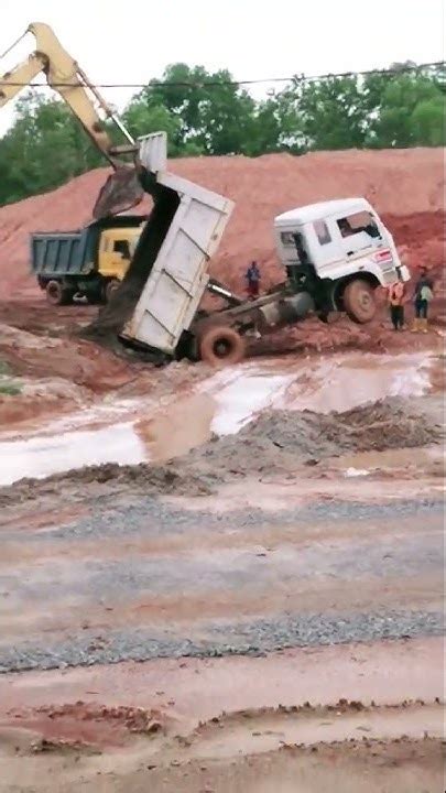 යකඩ එක්ක පොර බදිනවා කියන්නෙ සෙල්ලමක් නෙවෙයි පරිස්සමෙන් වැඩ කරන්න කොල්ලො