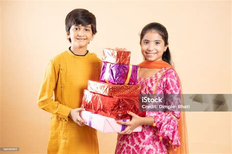 디왈리 축제를 축하하는 선물 상자를 들고 있는 행복한 인도 아이들은 스튜디오 배경에 고립되어 있다 2명에 대한 스톡 사진 및 기타 이미지 Istock
