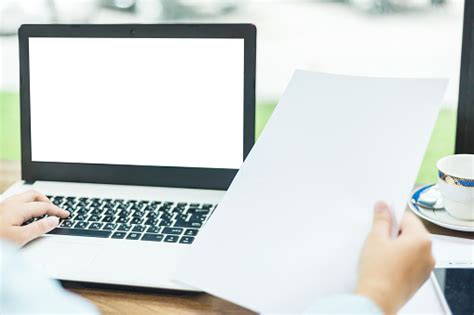 랩톱과 손 들고 배경 처럼 커피 숍에서 빈 흰색 문서의 작업 비즈니스 여성의 클로즈업 감시에 대한 스톡 사진 및 기타 이미지 감시 교육 노트북 Istock