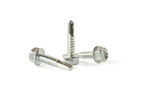 드릴 및 흰색 절연 씰링 와셔와 지붕에 대 한 근접 촬영 자기 드릴링 스크류 분리 된 패스너 흰색 배경에 연결 재료 강철에 대한 스톡 사진 및 기타 이미지 Istock