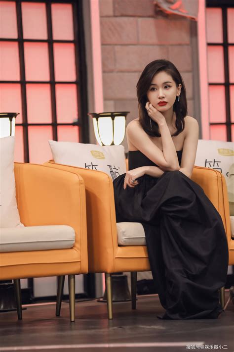 王子文首开麦黑色抹胸长裙搭配红唇气质出众 搜狐大视野 搜狐新闻