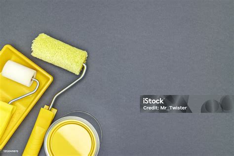 노란색 페인트 롤러와 회색 배경에 트레이 노란색 페인트 캔 리노베이션 컨셉 2021년에 대한 스톡 사진 및 기타 이미지 2021년 Diy 가사 집안일 Istock