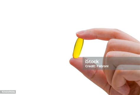 젊은 여 자가 손을 잡고 생선 기름 캡슐 오메가 3 알 약을 복용 하는 여자 비타민과 보충제 개념입니다 영양제에 대한 스톡 사진