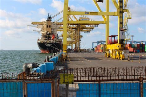 The Atmosphere Of The Loading And Unloading Of Containers At Tanjungmas Port Semarang