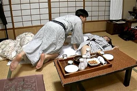 パワハラの美人上司と出張の温泉旅館で二人きり 1 憧れの上司が泥酔して ヒロインの裸