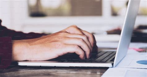 분석 재무 보고서에 노트북 컴퓨터를 사용 하는 사업가 재무 개념 사진 Unsplash의 사무실 이미지