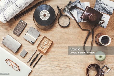 플랫의 세련 된 구성 노트북 지도 컵 커피 크로 휴대 전화 노트북 카메라 및 사무실 액세서리의 나무 책상에 누워 사진 작가의