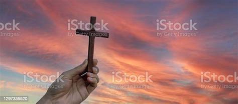 실루엣 손 일출 배경에 나무 십자가를 들고 열린 야자수 예배를 열고 하나님의 축복을 위해기도 기독교 종교 십자가와 신앙 개념