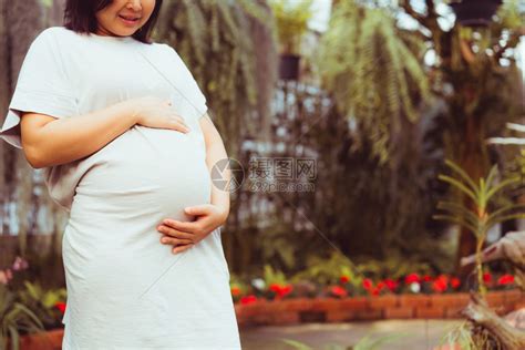 孕妇在照顾孩子时感到快乐高清图片下载 正版图片302453729 摄图网
