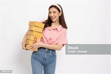 하얀 배경에 격리된 소포 상자를 들고 있는 아시아 여성 배달 택배 및 배송 서비스 개념 고객에 대한 스톡 사진 및 기타 이미지 고객 글로벌 커뮤니케이션 기업가
