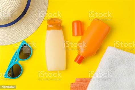 선스크린 밝은 노란색 배경과 여름 액세서리에 다양한 자외선 차단제 여름 휴가 맨 위 보기 0명에 대한 스톡 사진 및 기타 이미지 Istock