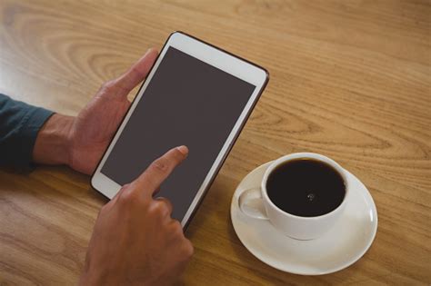 태블릿을 사용 하 여 카페에서 커피와 함께 사람의 잘린된 손 20 24세에 대한 스톡 사진 및 기타 이미지 20 24세 20 29세 가리키기 Istock