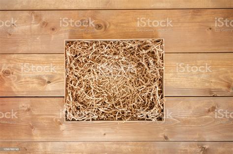 나무 배경에 파쇄 된 종이선물 상자를 열었습니다 플랫 레이 상단 보기 제품 교체를 위한 상자입니다 선물 상자에 대한 스톡 사진 및 기타 이미지 Istock