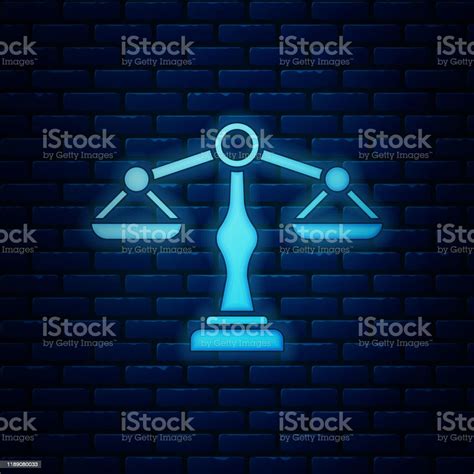 벽돌 벽 배경에 고립 된 정의 아이콘의 빛나는 네온 비늘 법정 상징 저율 조정 기호입니다 벡터 일러스트레이션 개념에 대한 스톡