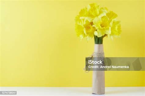 노란 봄 꽃의 꽃다발 무리 수선화 공예 종이 어머니의 날과 부활절을 위한 봄 카드 0명에 대한 스톡 사진 및 기타 이미지 0명 개념 공란 Istock