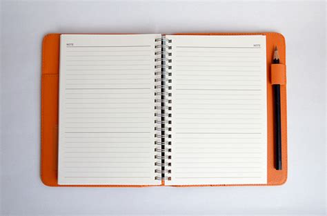 주황색 오렌지 컬러 가죽 커버에 검정색 나무 연필이 꽂힌 학습 메모 계획 스프링 노트 공책 수첩 다이어리 일기장 플래너 유토이미지 상세페이지 베이직샵 사진