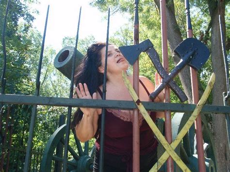 ОСТАНАХ СИ ТАКАВА ПАДАМ И СТАВАМ НА СЕБЕ СИ ВЯРНА ОСТАВАМ А Х Т Sekirata Cekupama