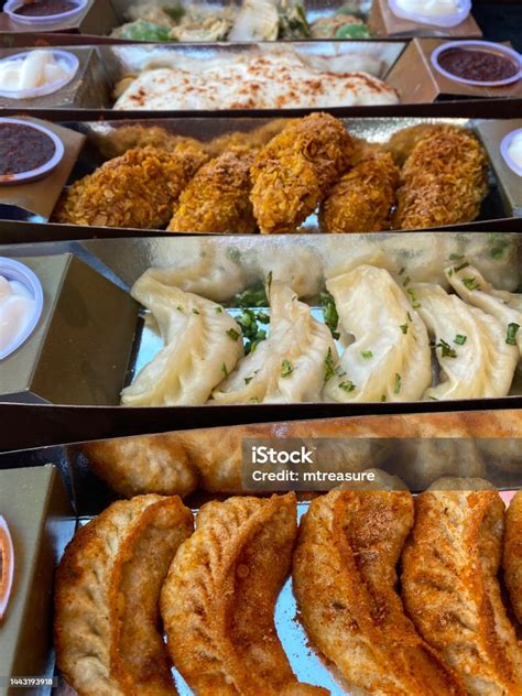 모모 찜 및 튀긴 인도 길거리 스낵 음식 일회용 판지 용기 살사 및 마요네즈 딥 일회용 플라스틱 그릇 높은 전망 전경에 초점 맞추기의 전체 프레임 이미지 0명에 대한 스톡