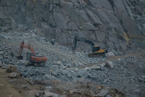 Бесплатные стоковые фото на тему бульдозеры буровая площадка взрывные работы по камню