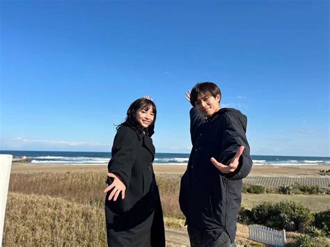 キンプリ・永瀬廉and広瀬すず、キラキラな笑顔が眩しい「夕暮れに手をつなぐ」お揃いポーズの仲良しすずれん Okmusic