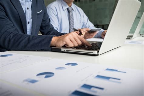 팀 작업 과정 젊은 비즈니스 관리자 승무원은 새로운 시작 프로젝트 작업 나무 테이블에 Labtop 키보드 입력 문자