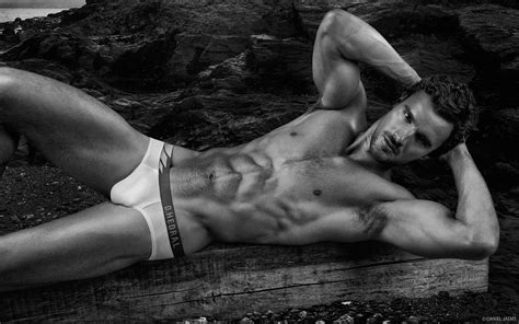 OMG Good Evans Thom Evans Is SINGLE And NAKED OMG BLOG