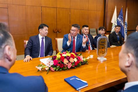 Ерөнхийлөгч У Хүрэлсүх хоккейн үндэсний шигшээ багийн тамирчдыг хүлээн авч уулзлаа