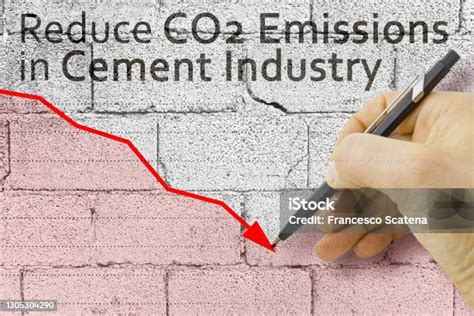 시멘트 산업의 Co2 생산 감소 및 대기 배출 포틀랜드 콘크리트 벽과 시멘트 배경이있는 저탄소 시멘트 생산 개념 이미지및 이산화