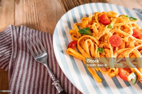 토마토 소스와 바질을 곁들인 파스타 맛있는 타글리아텔 이탈리아 맛있는 음식 0명에 대한 스톡 사진 및 기타 이미지 0명 건강한 식생활 냅킨 Istock