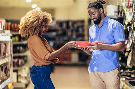 슈퍼마켓에서 트롤리를 구매하는 아프리카 계 미국인 커플 2명에 대한 스톡 사진 및 기타 이미지 2명 30 34세 가정 생활 Istock