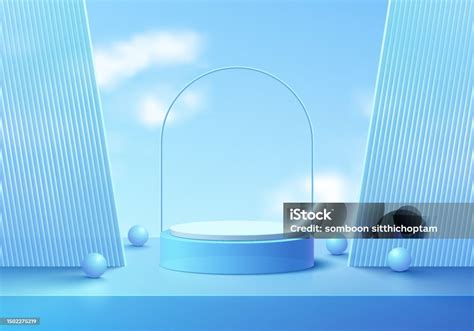 3d 파란색 흰색 크리스탈 유리 실린더 연단 배경에는 수직 파티션과 푸른 하늘 구름 벽 장면이 있습니다 최소 모형 제품 무대 진열장 판촉 전시 추상 벡터 기하학적 형태 0