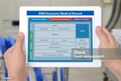 사람이 디지털 태블릿 화면에 빈 환자 정보를 보여주는 전자 의료 기록 응용 프로그램 손 의료 기록에 대한 스톡 사진 및 기타 이미지 의료 기록 Electronic
