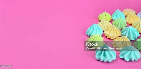분홍색 배경에 색머랭 사막 과자 케이크 가게 컨셉 텍스트공간을 복사합니다 수평 배너 0명에 대한 스톡 사진 및 기타 이미지 Istock