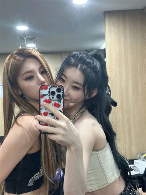 Itzy Yeji And Chaeryeong Celebridades Foto Fotos Lindas