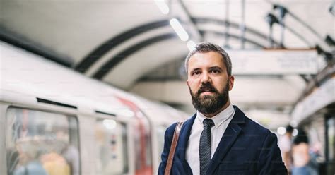 지하철에서 기차를 기다리는 가방을 든 진지한 힙스터 사업가 복사 공간 사진 Unsplash의 지하철 이미지