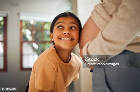 임신 가족 그리고 집 침실에서 유대감을 형성하면서 어머니의 배를 듣는 소녀와의 사랑 아이들 엄마 또는 딸이 엄마의 뱃속에 귀를