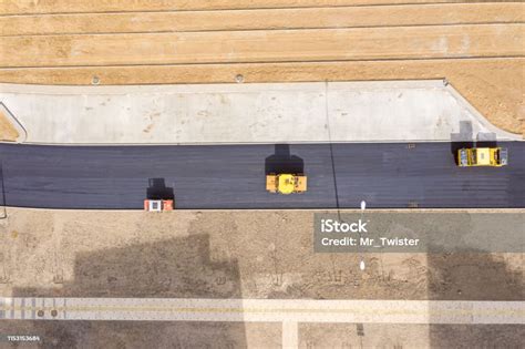 도로 건설 평면도 아스팔트 누워 노란색도로 롤러의 그룹 공중 뷰에 대한 스톡 사진 및 기타 이미지 공중 뷰 증기 롤러