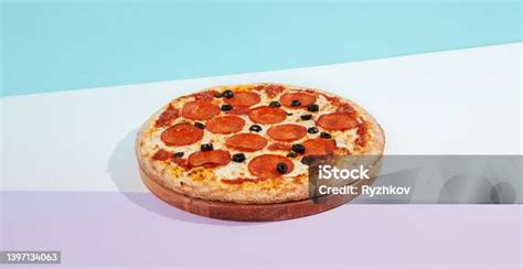 컬러 배경에 페퍼로니와 올리브가 들어간 이탈리아 피자 보라색과 파란색의 최소한의 스타일의 페퍼로니 피자 컬러 배경을 가진 미국 피자 배달 개념 개념에 대한 스톡 사진 및