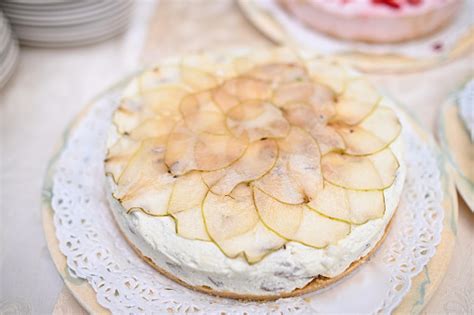 맛있는 수제 배 타르트가 테이블에 있습니다 아몬드 꽃잎을 가진 배 채식주의자를 가진 파이 0명에 대한 스톡 사진 및 기타 이미지 Istock