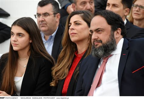 Μητέρα 4 παιδιών με σπάvιες δημόσιες εμφανίσεις Αυτή είναι η γοητευτική σύζυγος του Βαγγέλη