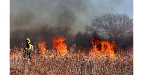 Пожар гори в западната вилна зона на Ямбол