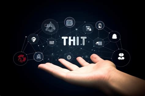 개념으로 사물 Iot 단어 다이어그램의 인터넷을 보여주는 손 프리미엄 사진