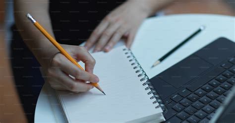 디지털 태블릿으로 작업하는 동안 빈 노트북에 쓰는 여성의 손 보기를 닫습니다 사진 Unsplash의 온라인 강좌 이미지