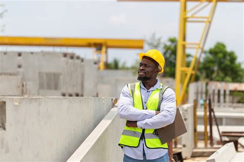 건설 현장의 엔지니어 남성 프리캐스트 콘크리트 공장 현장에서 팔짱을 끼고 서 있는 안전모를 쓴 현장 작업자 30 34세에 대한 스톡 사진 및 기타 이미지 Istock