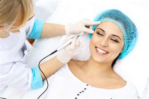 전문 미용사 여자 얼굴에서 눈 썹 문신을 하 고입니다 뷰티 살롱 근접 촬영에서에서 영구이 마 메이크업입니다 미용 치료입니다 눈썹에 대한 스톡 사진 및 기타 이미지 Istock