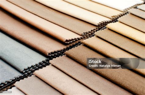 파스텔 베이지 색 톤의 직물의 질감을 보여주는 인테리어 럭셔리 패브릭 샘플 차트의 카탈로그 내부 커튼과 커튼 샘플 팔레트 소파 커버 재료에 대한 스톡 사진 및 기타 이미지
